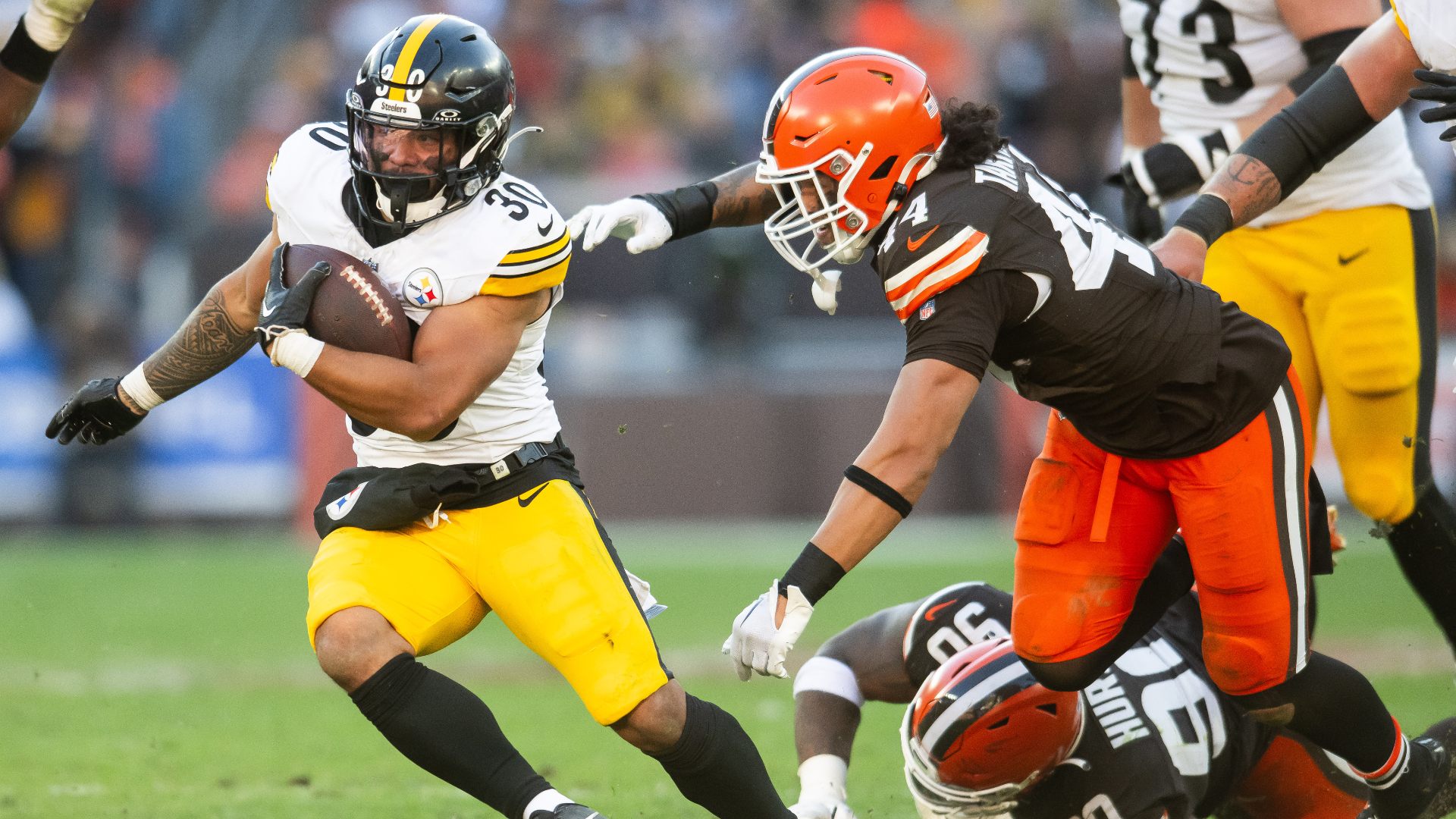 Fantasy Football Roundtable. Week 13 Expert Rankings vs. Consensus.