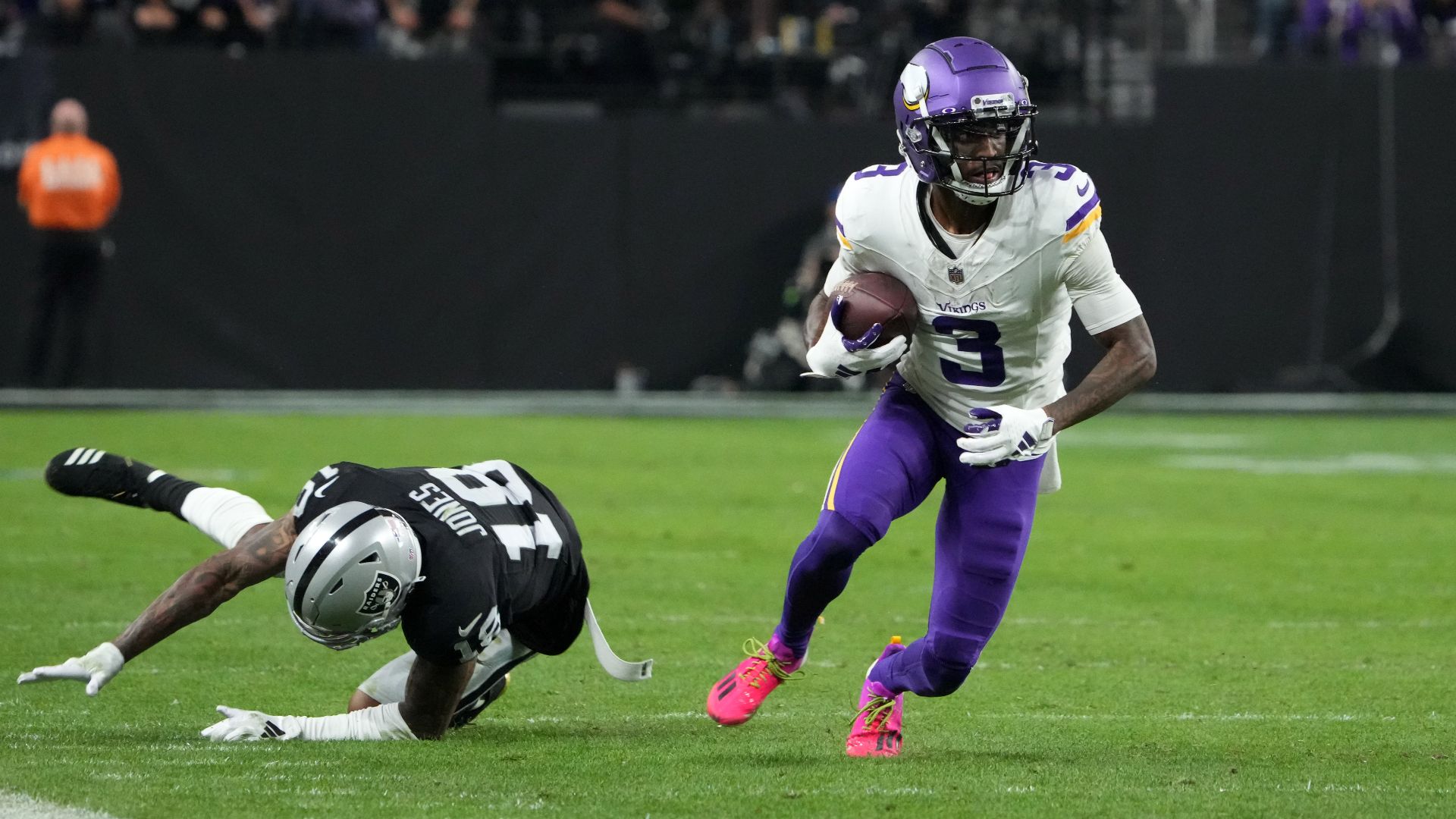 Fantasy Football Roundtable. Week 18 Expert Rankings vs. Consensus.